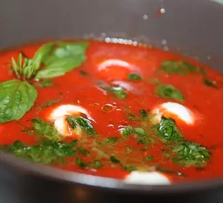 Sop tomat tiis sareng cocon