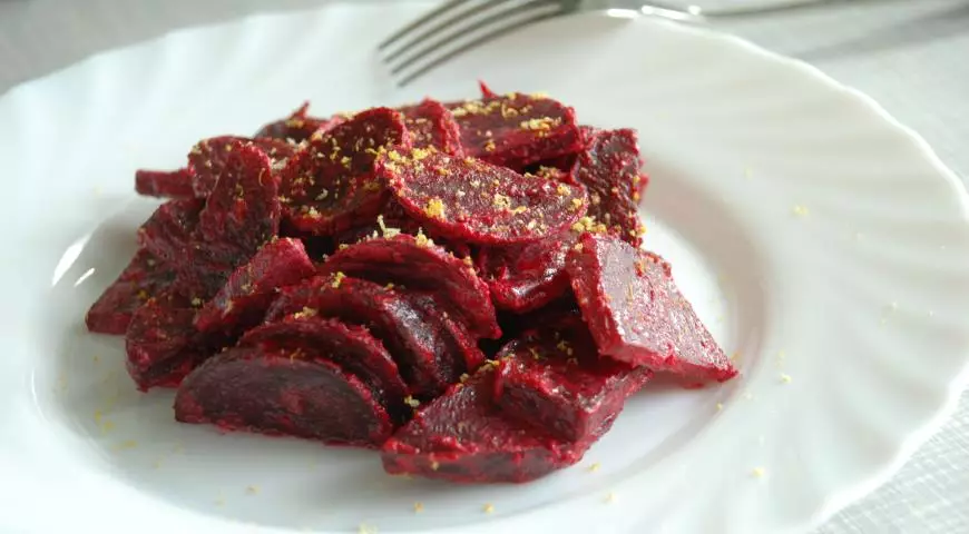 ખાટા ક્રીમ માં stewed beets