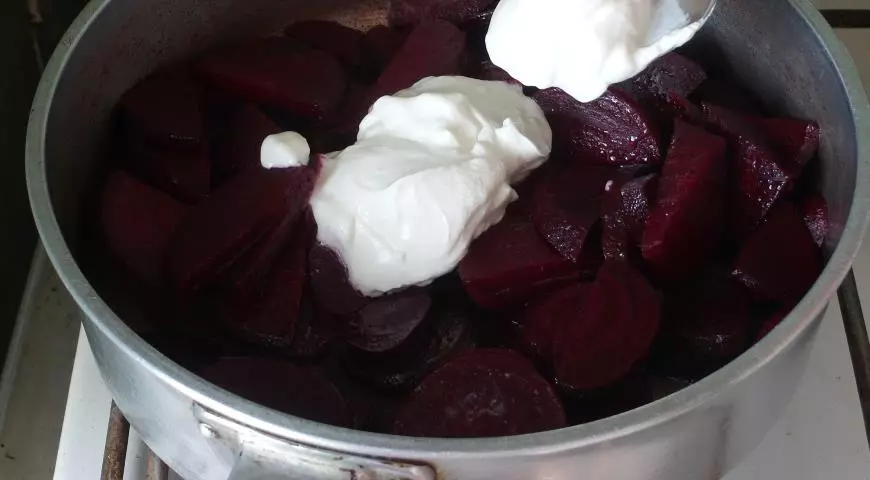 Ibutang ang sour cream sa beet