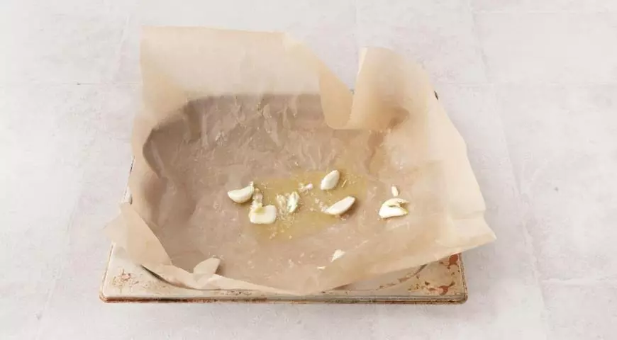 Çörek bişirmek üçin pergamentde ýagda sarymsak