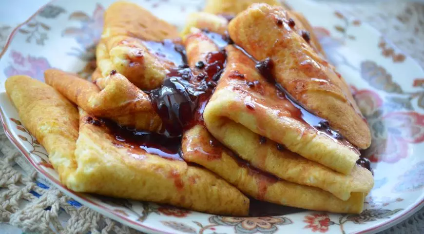 pancakes ກ່ຽວກັບການສະຫນອງນ້ໍາແຮ່ທາດກັບນ້ໍາຕານ berry ຫຼື jam