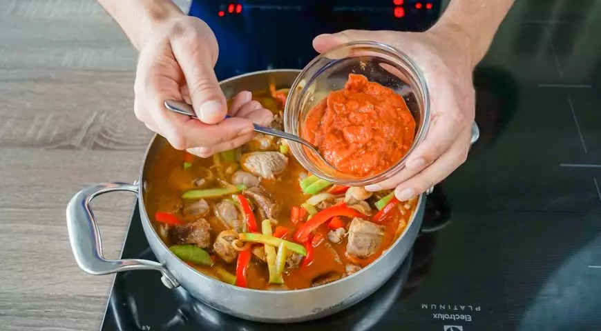 Ajouter des tomates en conserve pour la viande avec des légumes
