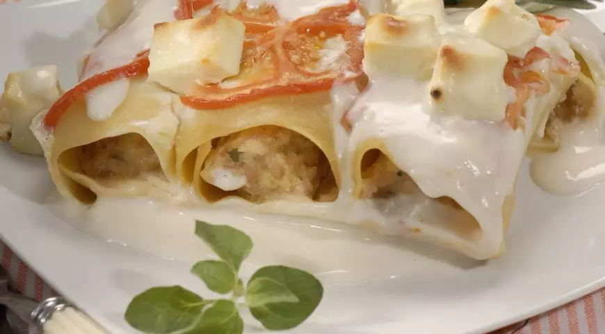 Cannelloni gyda phorc yn saws bezamel