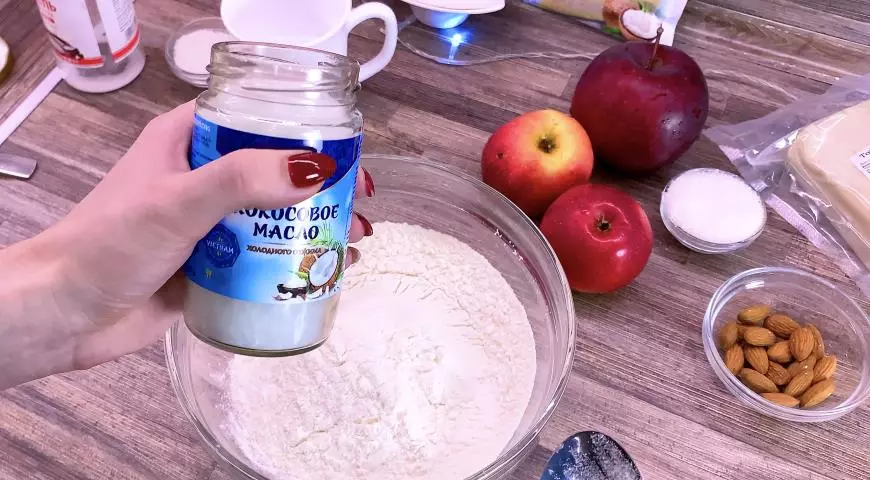 Foto de stock Receita de cociña: bolo de sorte con mazás - galera, paso número 1