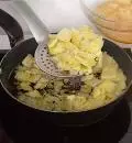 Stock Foto Coking Recipe: Tortilla, omelet mei ierappels en champignons, stap №4