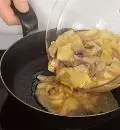Stock foto resep memasak: tortilla, telur dadar dengan kentang dan jamur, langkah nomor 5