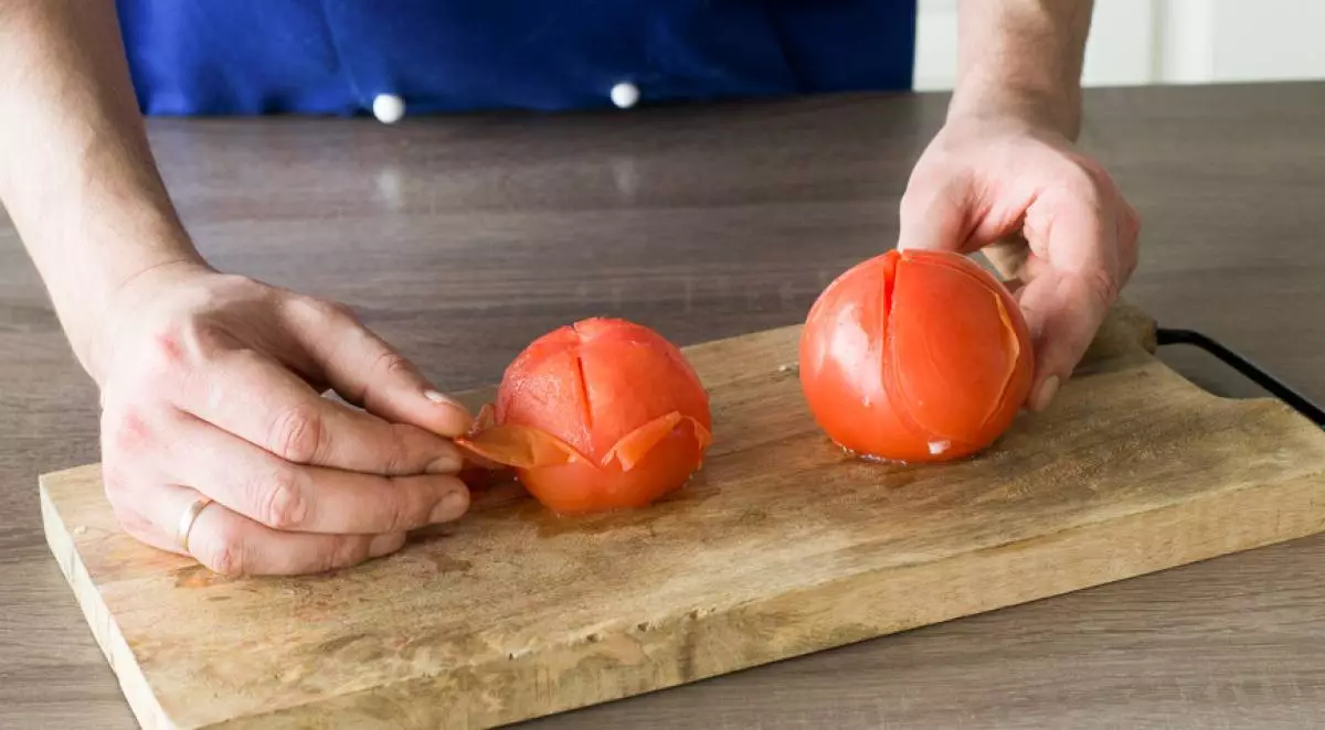 トマトのトマトの赤いレンズ豆からの純粋なピューレは切開をします