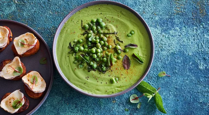 Sopa de crema de calabacín con guisantes verdes y menta.