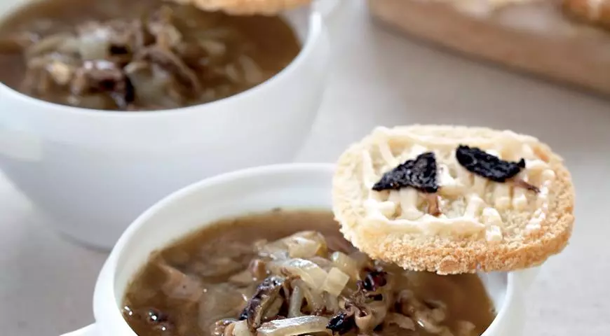 Sopa de cebola com cachos e croutons de queijo