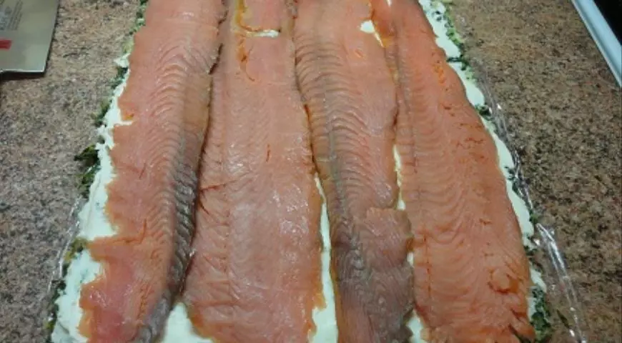 Stock Foto Cooking Recipe: Cuộn với cá hồi và rau xanh, bước №4