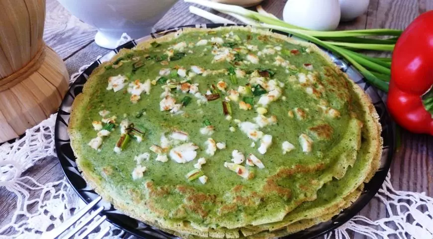 菠菜煎饼配煮的鸡蛋和绿色蝴蝶结