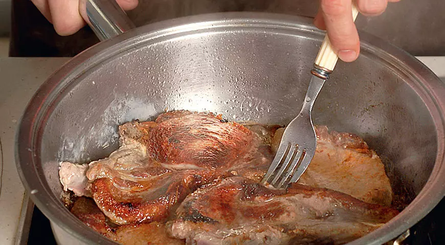 Foto Recetë gatim: Mish derri me salcë frutash, hapi nr. 2