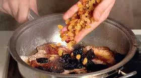 Foto Recetë gatim: Mish derri me salcë frutash, hapi nr. 3