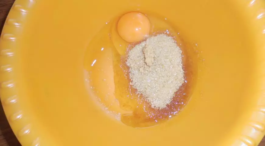 Premagajte jajca s sladkorjem