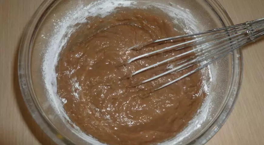 Mix den Teig fir d'Muffins, verdeelt et no der Schimmel a Bake bis Bereetschaft