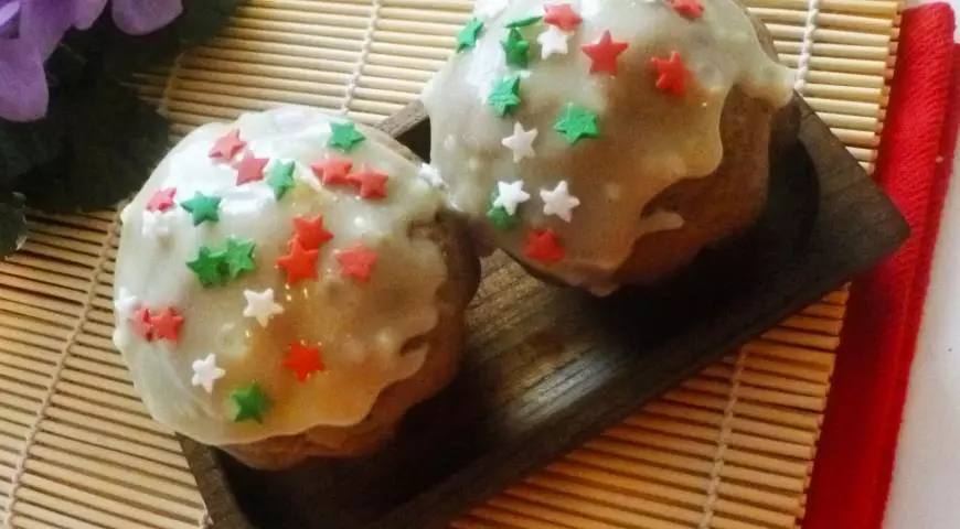 লেমন icing সঙ্গে চকোলেট muffins খাওয়ানো প্রস্তুত