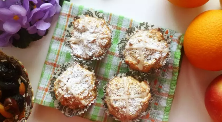 Muffins da Páscoa da farinha de trigo mourisco com frutas secas e nozes