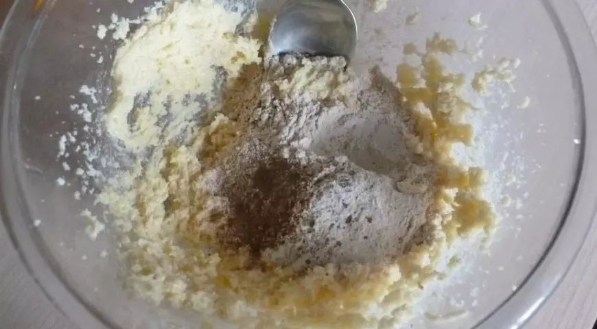 Nós misturamos a massa da farinha de trigo mourisco para muffins