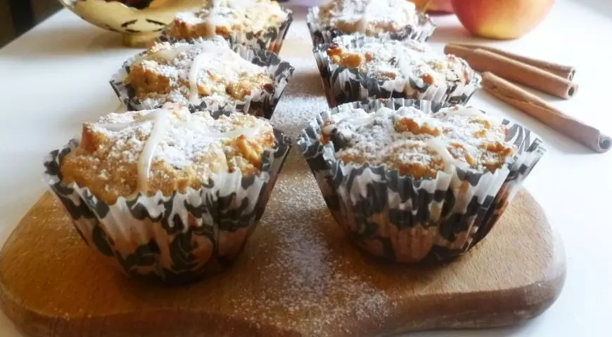 Muffins Prontos da Páscoa da farinha de trigo mourisco com frutas secas e nozes