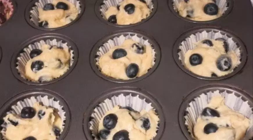 Dough ji bo muffins di formên amade de rûnin û heya ku xwendinê bişon