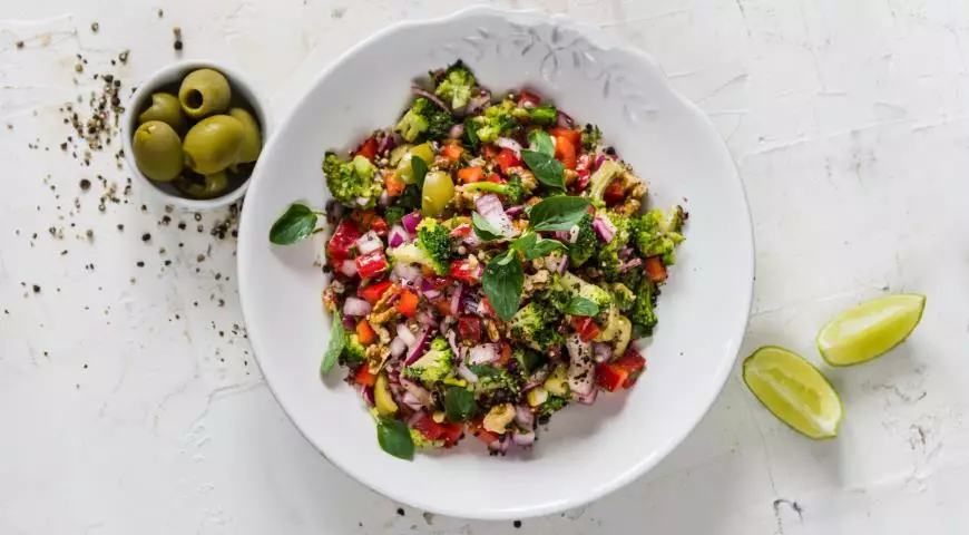 Plantaardige salade met groen boekweit