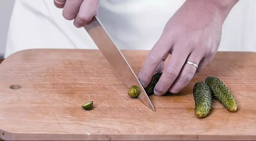 Foto van de voorbereiding van het recept: lichtgewicht komkommers met mierikswortel, stap nummer 1