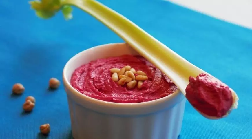 hummus ជាមួយ beet និងអាក្រាតកាយ