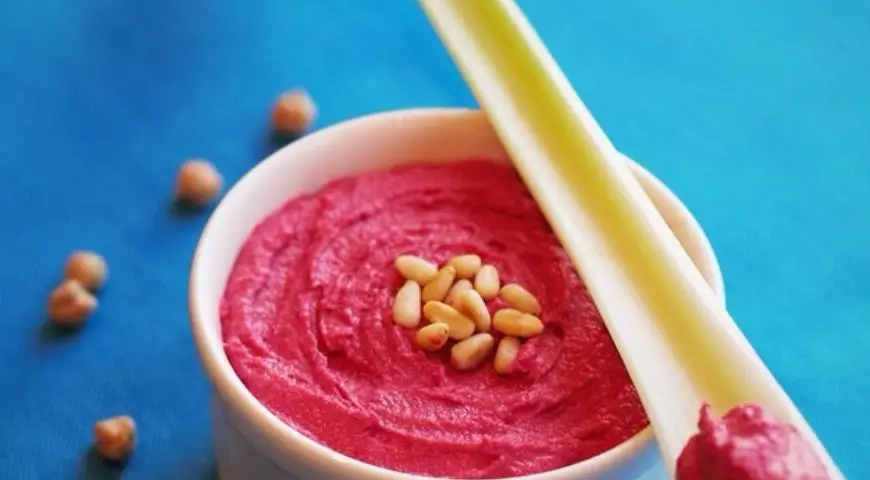 ការចម្អិន humus ជាមួយ beet និងអាក្រាតកាយ