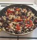 將澱粉用水倒入煎鍋中，加入豆和辣椒，燉，鹽