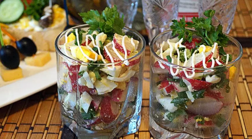Dukora salade muri radish, amagi, igitunguru kibisi, lisansi Mayoga, Umunyu