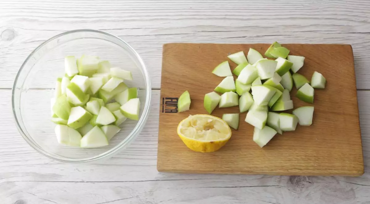दालचीनी चार्पी, कट सेब काट लें और नींबू के रस के साथ मिलाएं