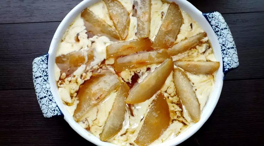 பேக்கிங் அச்சு உள்ள மாவை மற்றும் துண்டுகள் pears அவுட் முட்டை