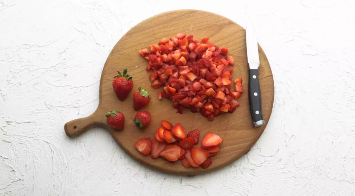 Buka pai dengan strawberi, potong strawberi
