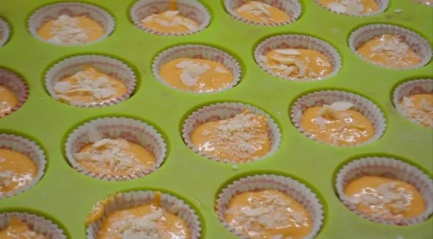 Shtoni në një përzierje të miellit, pluhur pjekjeje dhe sode, mbushni formën e brumit për cupcakes dhe piqem deri në gatishmëri