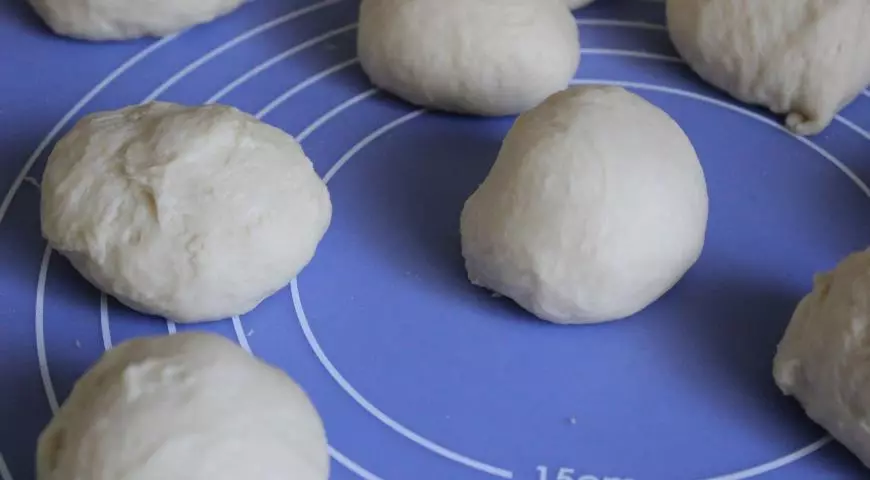 आम्ही लहान भागांसाठी dough विभाजित करतो