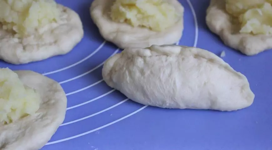 Aħna niffurmaw il-patties bil-mili tal-patata