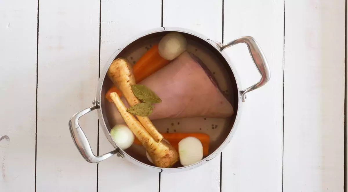 Masak busuk babi sareng sayuran dina hawa panas