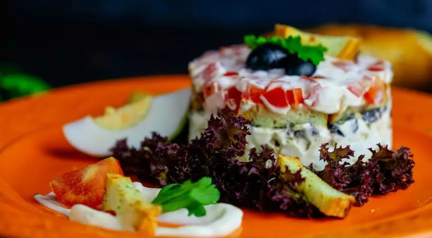 Salată stratificată cu brânză, roșii și biscuiți de casă