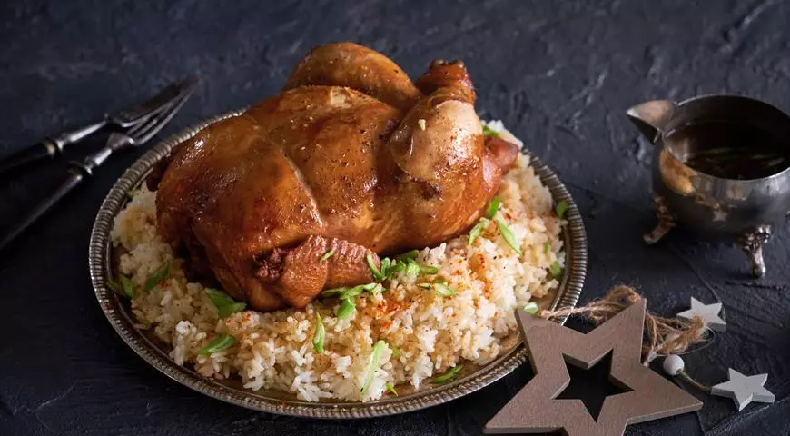 Folia nie da się szybko ochłodzić. Kurczak wystarczy, aby wyjść na 5-7 minut, ważąc 3 kg - przez 10 minut, cztero kilograma gęsi - przez 15 minut, duża Turcja - od 20 do 30 minut. I tylko po tym, jak ptak można podzielić.