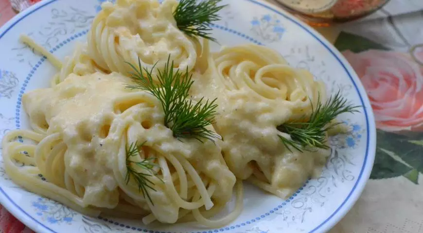 Spaghetti nrog tuab cheese sauce npaj rau pub