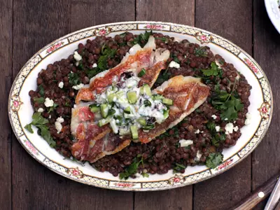 შემწვარი perch და lentils ლურჯი ყველით