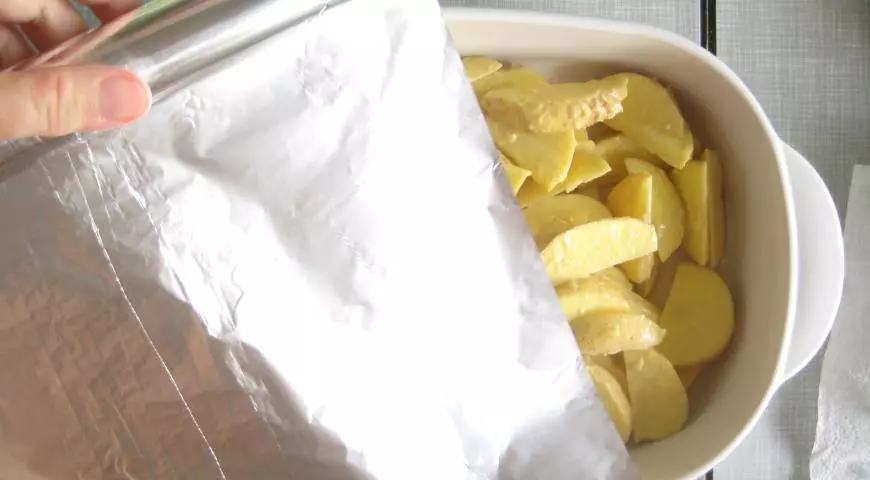 Magaluto mga patatas sa ilawom sa Foil 30-35 minuto