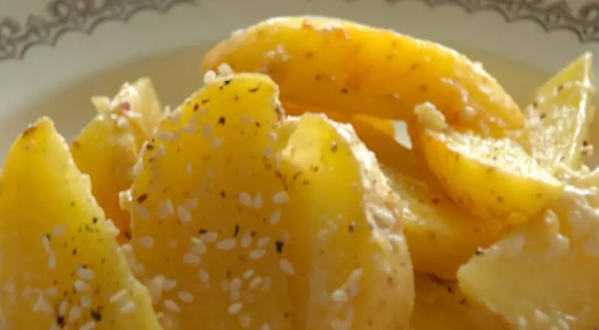 Ang mga patatas nga giluto uban ang mussa sa mustasa ug sesame andam alang sa pagpakaon