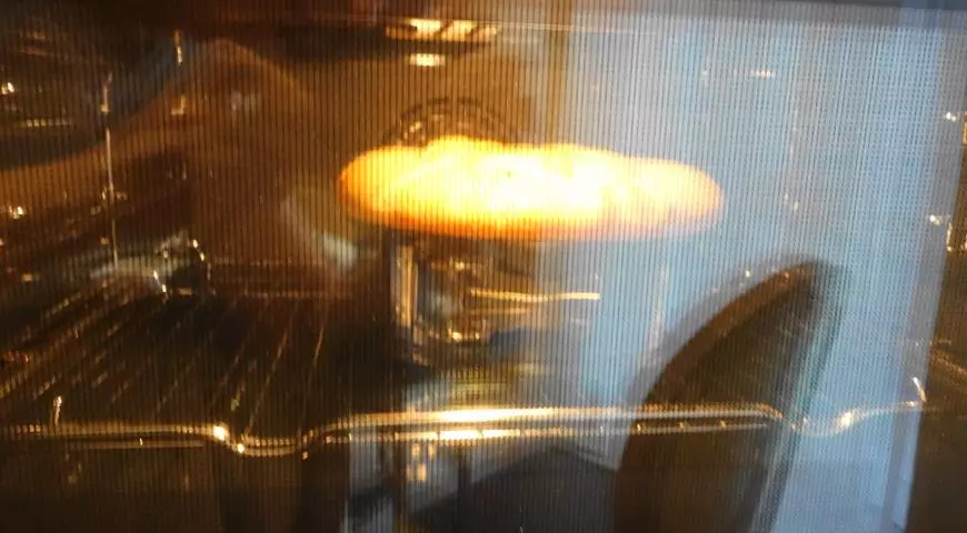 我們將蛋糕放在烤箱中填充的黑醋栗和百里香