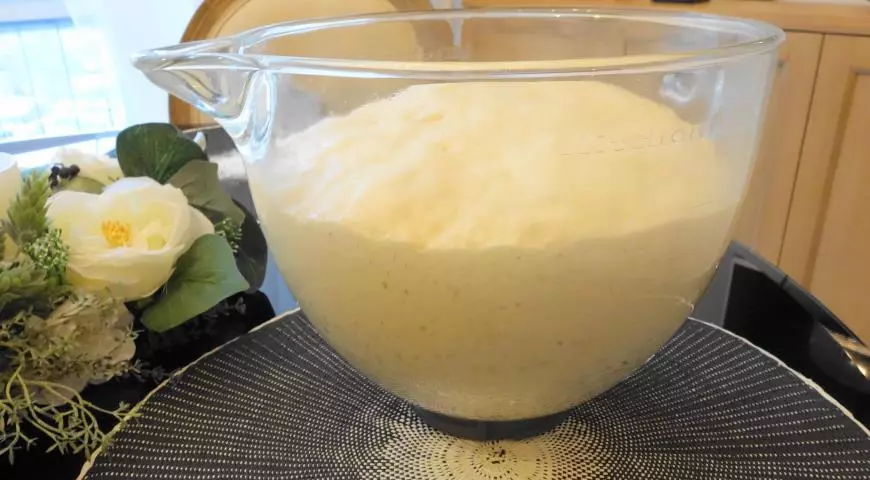 烹調酵母麵團為瘦蛋糕與黑醋栗填充和百里香