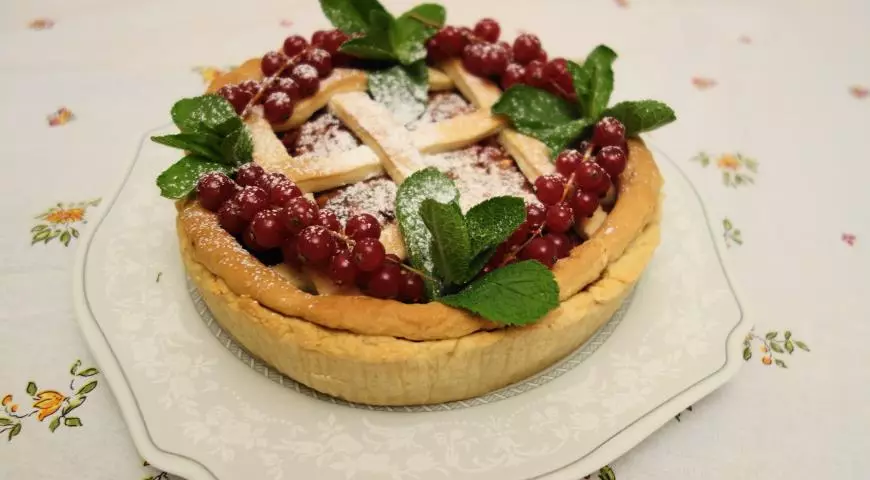 Home Pie with dried fruits and lingonberries