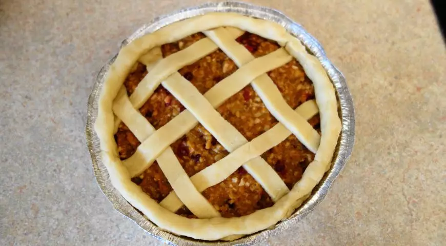 Lay out the dough and filling in the form