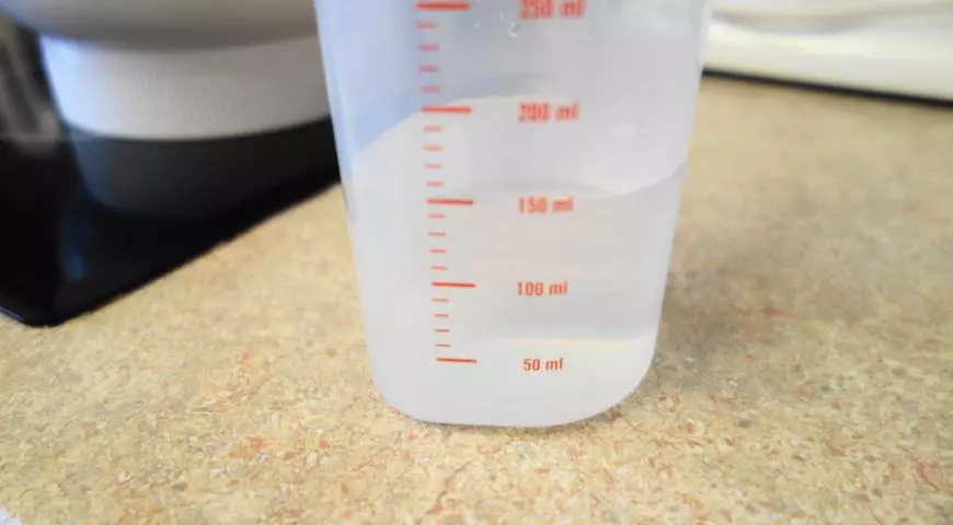 Pour 150 ml of water