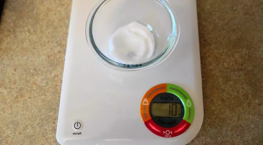 Measure 10 g of salt