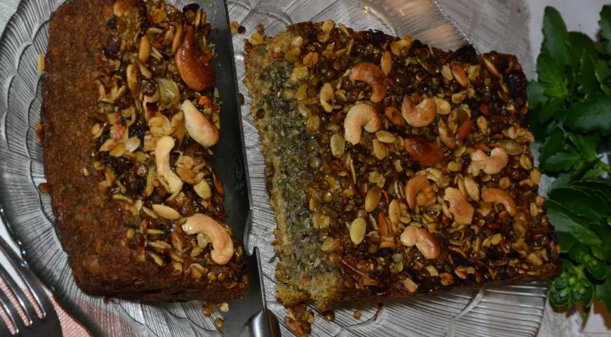 Lentils cake tare da broccoli, namomin kaza da tsaba